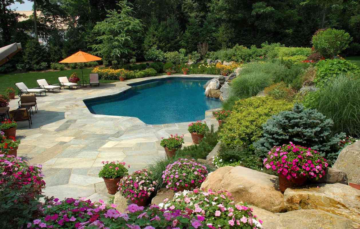 Creative Pool Landscaping Ideas - USSCrafty